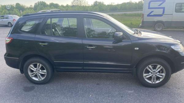 Black Hyundai Santa Fe 2006 in Prienai, with an engine capacity of 2.19 L and mileage of 180 thousand km for 3200 €, photo 4 on AUTOMOTO.COM.LV