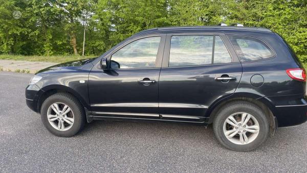 Black Hyundai Santa Fe 2006 in Prienai, with an engine capacity of 2.19 L and mileage of 180 thousand km for 3200 €, photo 8 on AUTOMOTO.COM.LV