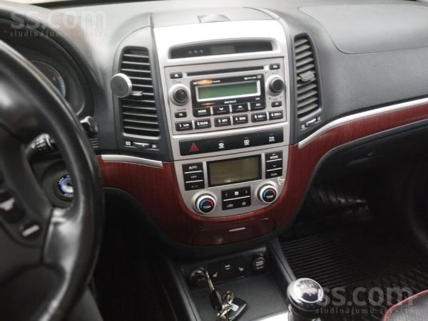 Black Hyundai Santa Fe 2006 in Riga, with an engine capacity of 2.20 L and mileage of 365 thousand km for 3500 €, photo 2 on AUTOMOTO.COM.LV