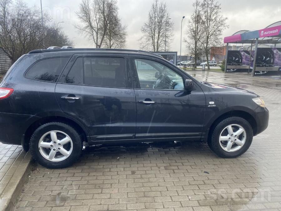 Black Hyundai Santa Fe 2006 in Rezekne, with an engine capacity of 2.20 L and mileage of 277 thousand km for 3600 €, photo 8 on AUTOMOTO.COM.LV