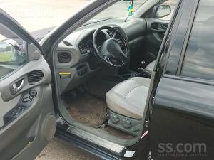 Black Hyundai Santa Fe 2006 in Riga, with an engine capacity of 2.40 L and mileage of 352 thousand km for 1600 €, photo 6 on AUTOMOTO.COM.LV