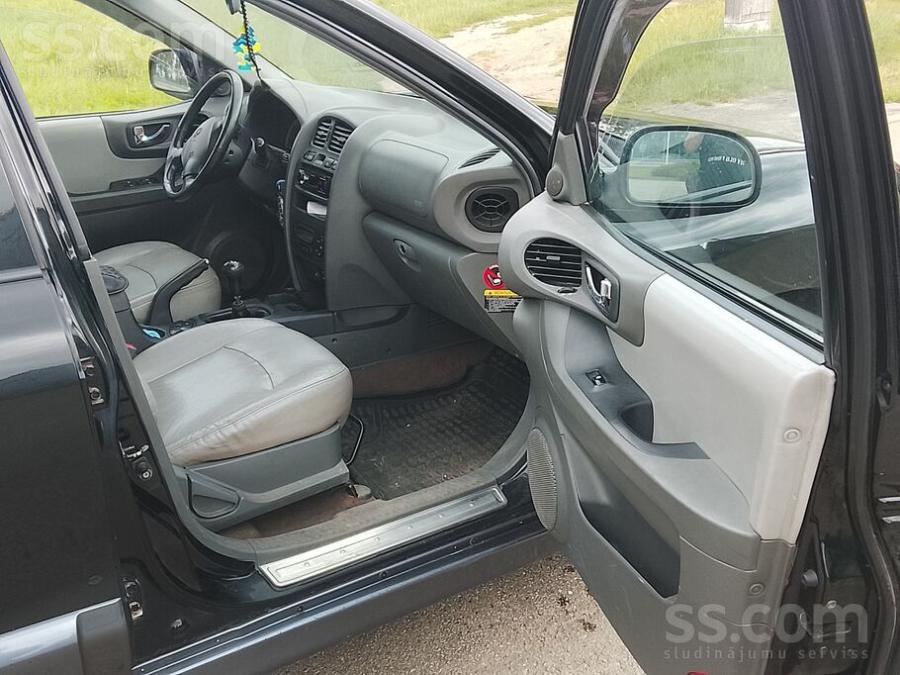 Black Hyundai Santa Fe 2006 in Riga, with an engine capacity of 2.40 L and mileage of 352 thousand km for 1600 €, photo 7 on AUTOMOTO.COM.LV