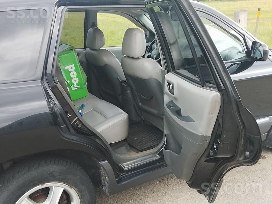 Black Hyundai Santa Fe 2006 in Riga, with an engine capacity of 2.40 L and mileage of 352 thousand km for 1600 €, photo 8 on AUTOMOTO.COM.LV