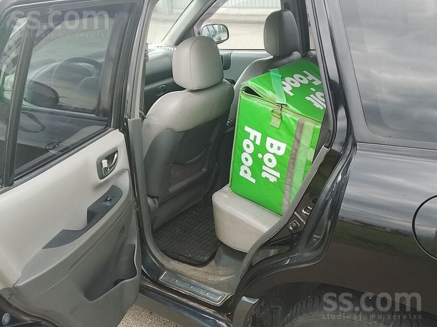 Black Hyundai Santa Fe 2006 in Riga, with an engine capacity of 2.40 L and mileage of 352 thousand km for 1600 €, photo 9 on AUTOMOTO.COM.LV