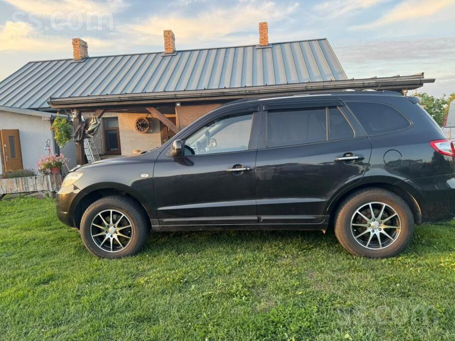 Black Hyundai Santa Fe 2006 in Dobele, with an engine capacity of 2.20 L and mileage of 296 thousand km for 1500 €, photo 3 on AUTOMOTO.COM.LV