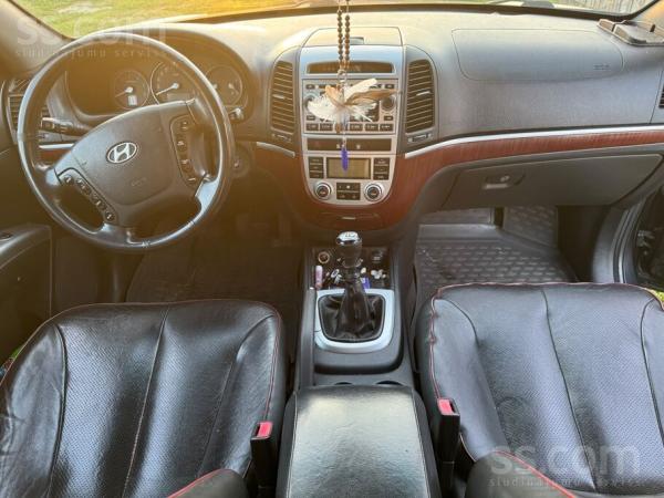 Black Hyundai Santa Fe 2006 in Dobele, with an engine capacity of 2.20 L and mileage of 296 thousand km for 1500 €, photo 4 on AUTOMOTO.COM.LV