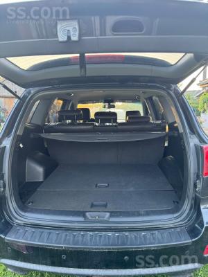 Black Hyundai Santa Fe 2006 in Dobele, with an engine capacity of 2.20 L and mileage of 296 thousand km for 1500 €, photo 6 on AUTOMOTO.COM.LV