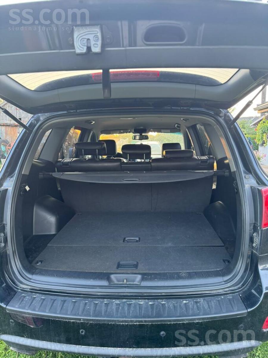 Black Hyundai Santa Fe 2006 in Dobele, with an engine capacity of 2.20 L and mileage of 296 thousand km for 1500 €, photo 6 on AUTOMOTO.COM.LV