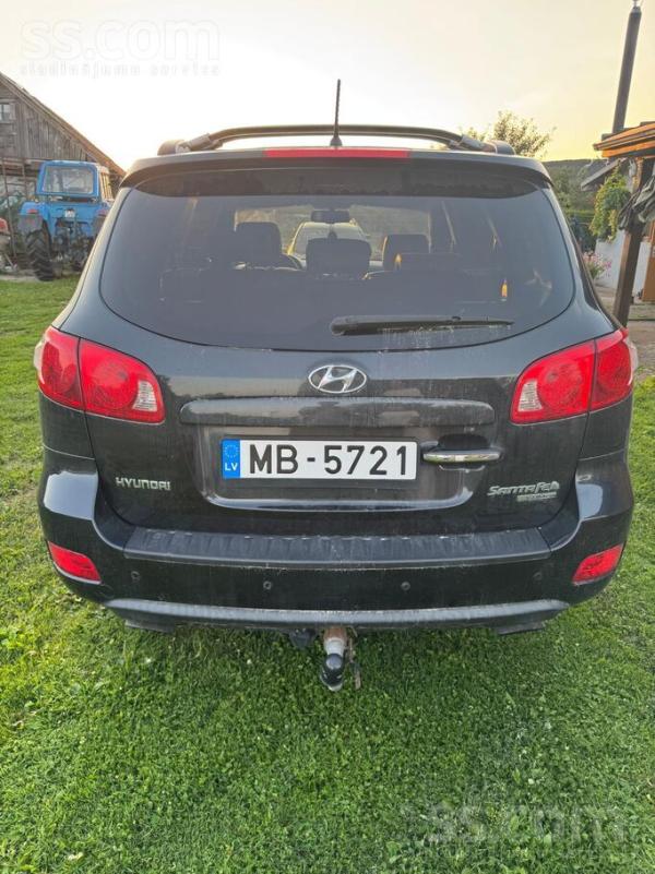Black Hyundai Santa Fe 2006 in Dobele, with an engine capacity of 2.20 L and mileage of 296 thousand km for 1500 €, photo 9 on AUTOMOTO.COM.LV