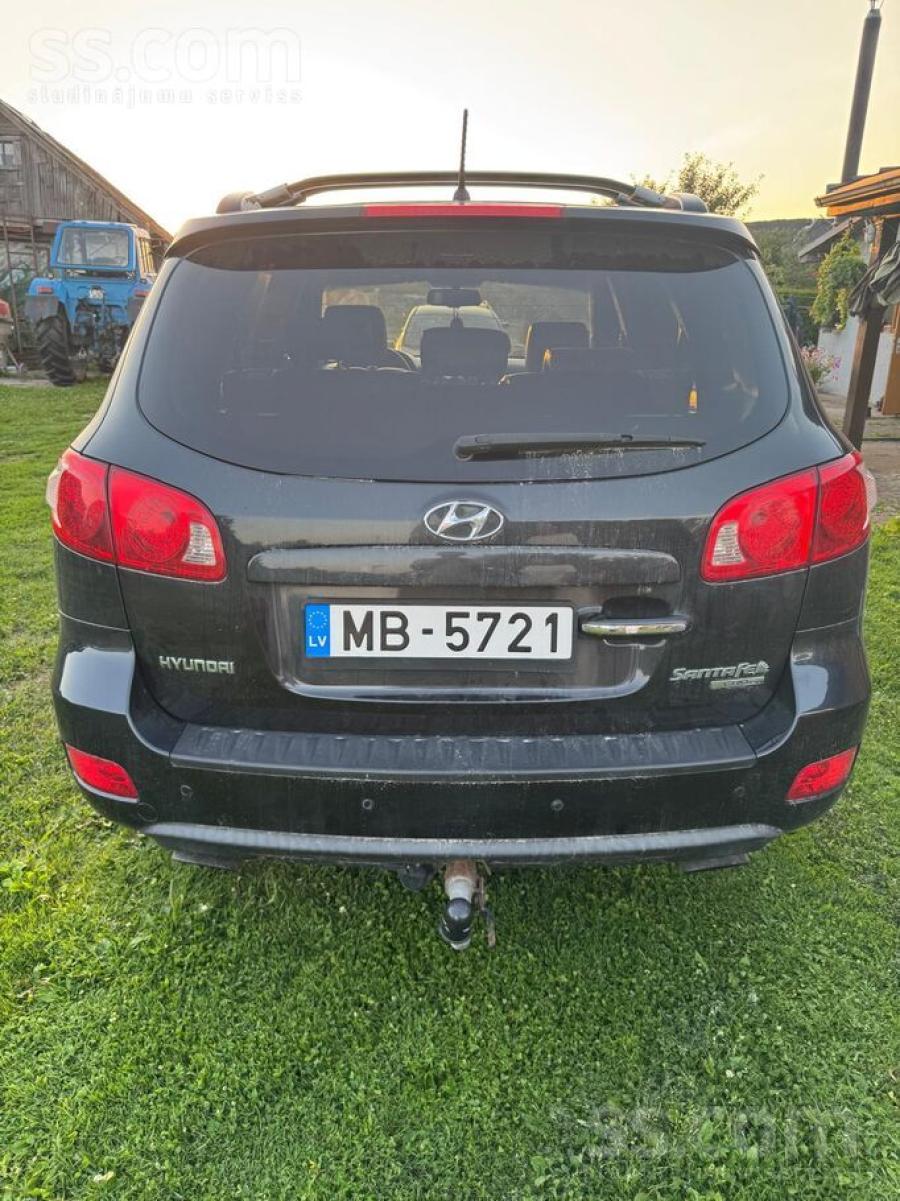 Black Hyundai Santa Fe 2006 in Dobele, with an engine capacity of 2.20 L and mileage of 296 thousand km for 1500 €, photo 10 on AUTOMOTO.COM.LV