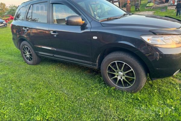 Black Hyundai Santa Fe 2006 in Dobele, with an engine capacity of 2.20 L and mileage of 296 thousand km for 1500 €, photo 10 on AUTOMOTO.COM.LV