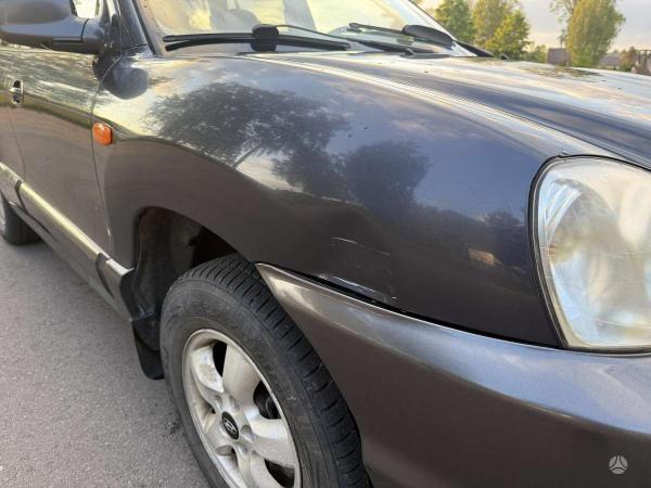 Black Hyundai Santa Fe 2006 in Taurage, with an engine capacity of 1.99 L and mileage of 372 thousand km for 1550 €, photo 8 on AUTOMOTO.COM.LV