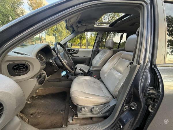 Black Hyundai Santa Fe 2006 in Taurage, with an engine capacity of 1.99 L and mileage of 372 thousand km for 1550 €, photo 10 on AUTOMOTO.COM.LV