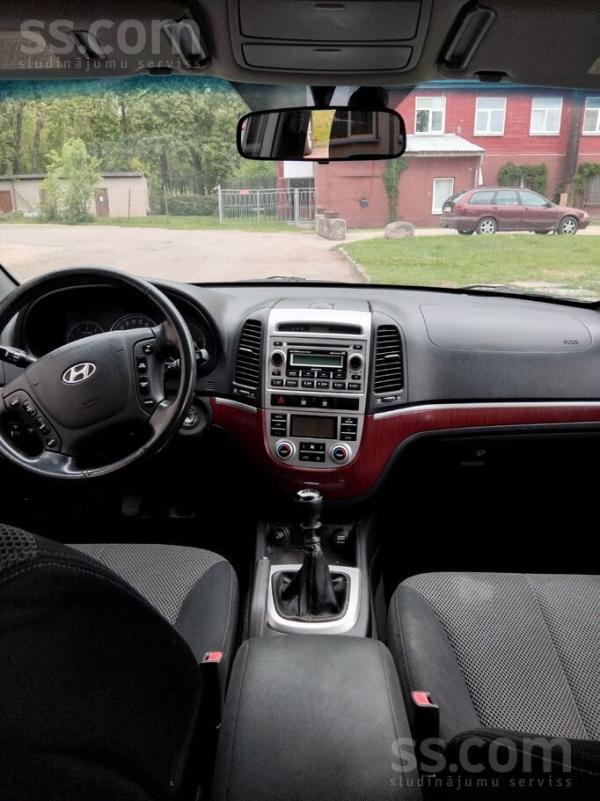 Black Hyundai Santa Fe 2006 in Jekabpils, with an engine capacity of 2.20 L and mileage of 304 thousand km for 1000 €, photo 3 on AUTOMOTO.COM.LV
