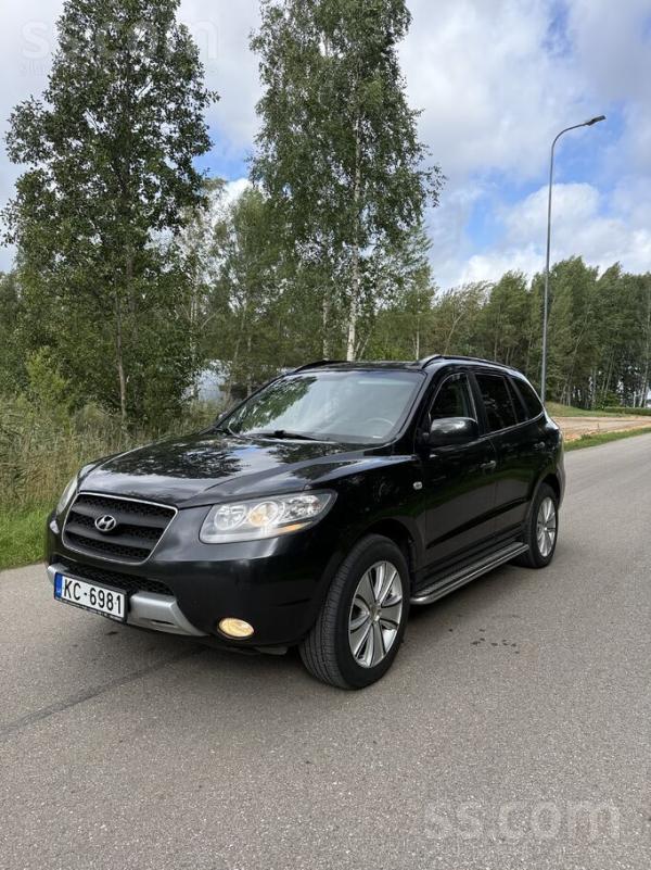 Black Hyundai Santa Fe 2006 in Daugavpils, with an engine capacity of 2.20 L and mileage of 328 thousand km for 3650 €, photo 1 on AUTOMOTO.COM.LV