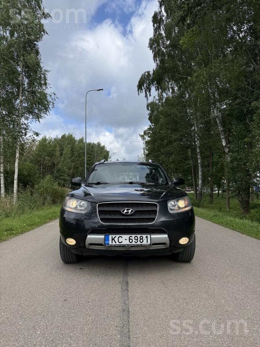 Black Hyundai Santa Fe 2006 in Daugavpils, with an engine capacity of 2.20 L and mileage of 328 thousand km for 3650 €, photo 3 on AUTOMOTO.COM.LV