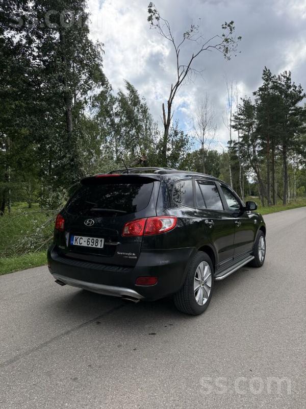 Black Hyundai Santa Fe 2006 in Daugavpils, with an engine capacity of 2.20 L and mileage of 328 thousand km for 3650 €, photo 4 on AUTOMOTO.COM.LV