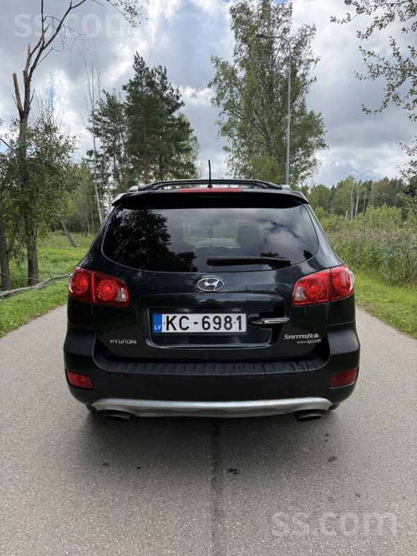 Black Hyundai Santa Fe 2006 in Daugavpils, with an engine capacity of 2.20 L and mileage of 328 thousand km for 3650 €, photo 5 on AUTOMOTO.COM.LV