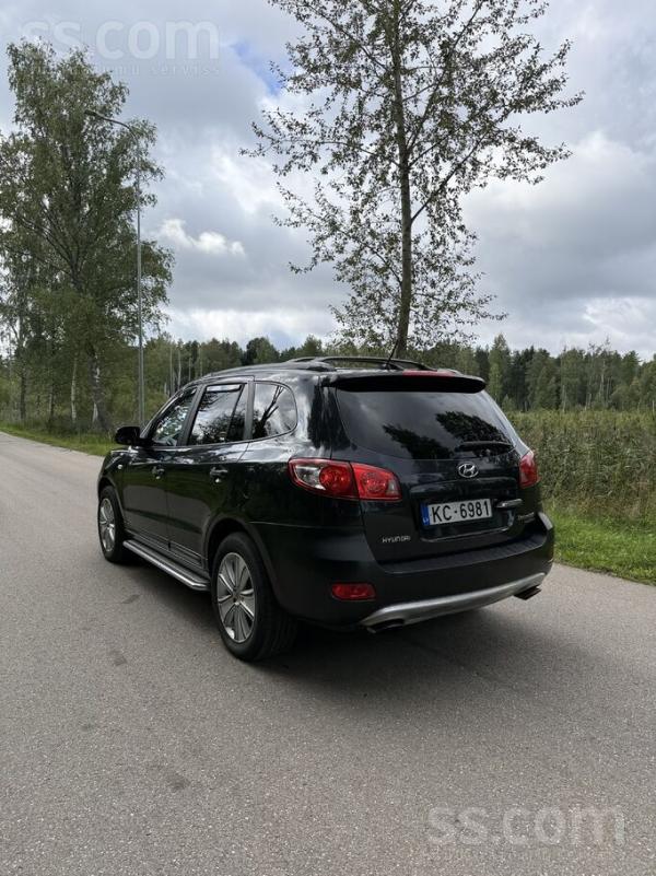 Black Hyundai Santa Fe 2006 in Daugavpils, with an engine capacity of 2.20 L and mileage of 328 thousand km for 3650 €, photo 6 on AUTOMOTO.COM.LV