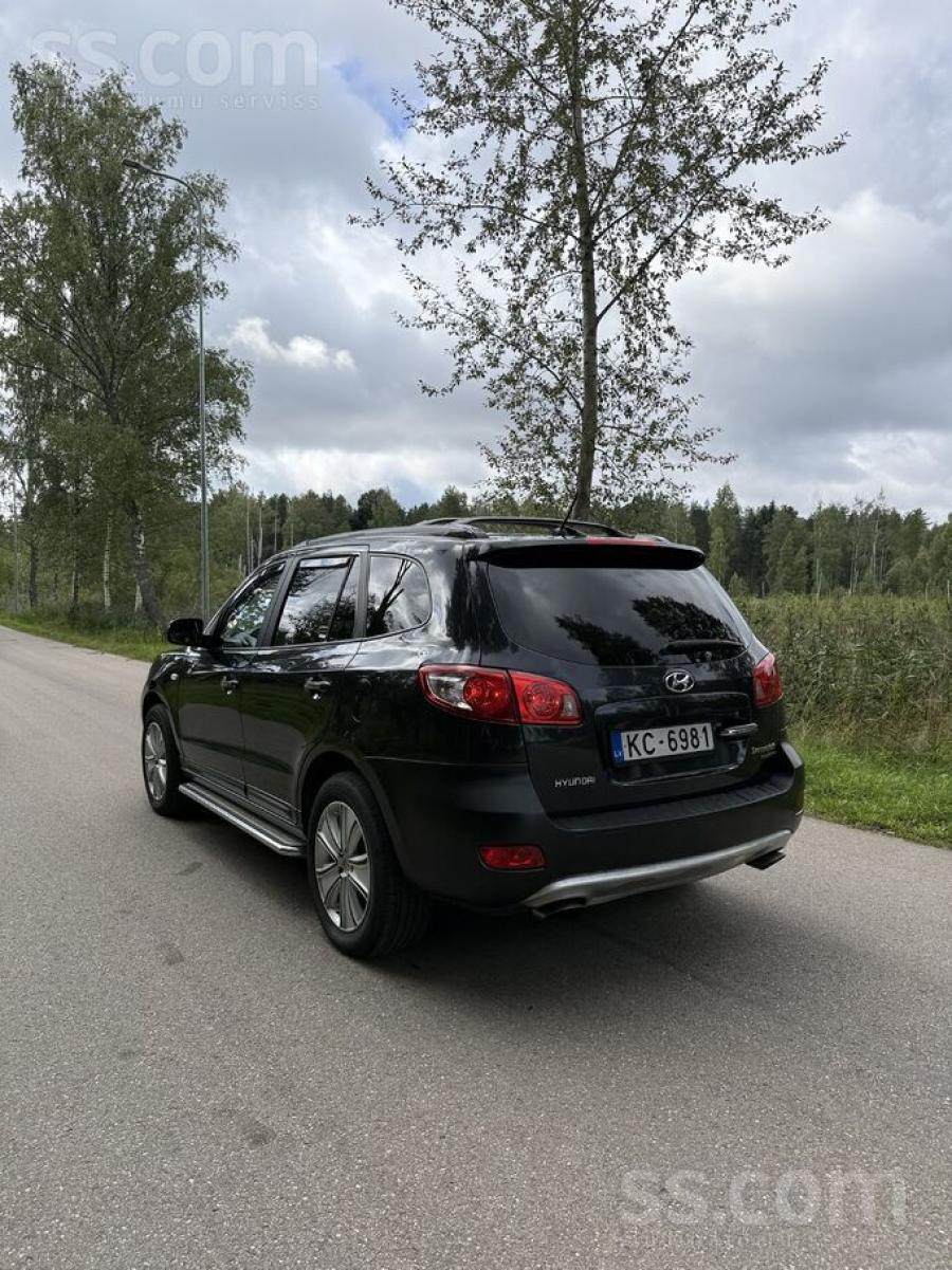 Black Hyundai Santa Fe 2006 in Daugavpils, with an engine capacity of 2.20 L and mileage of 328 thousand km for 3650 €, photo 7 on AUTOMOTO.COM.LV