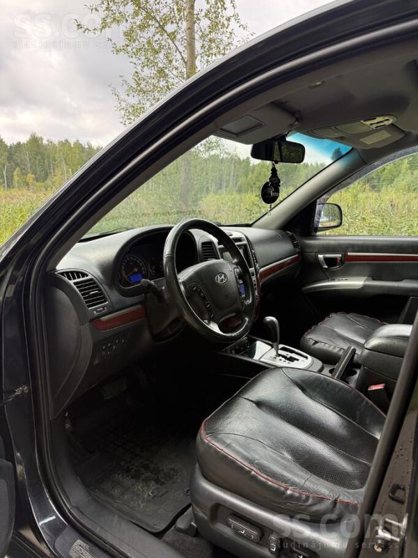Black Hyundai Santa Fe 2006 in Daugavpils, with an engine capacity of 2.20 L and mileage of 328 thousand km for 3650 €, photo 7 on AUTOMOTO.COM.LV
