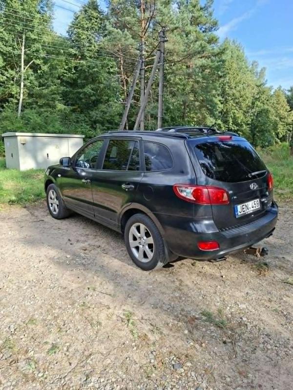 Black Hyundai Santa Fe 2006 in Vilnius, with an engine capacity of 2.19 L and mileage of 355 thousand km for 2700 €, photo 6 on AUTOMOTO.COM.LV