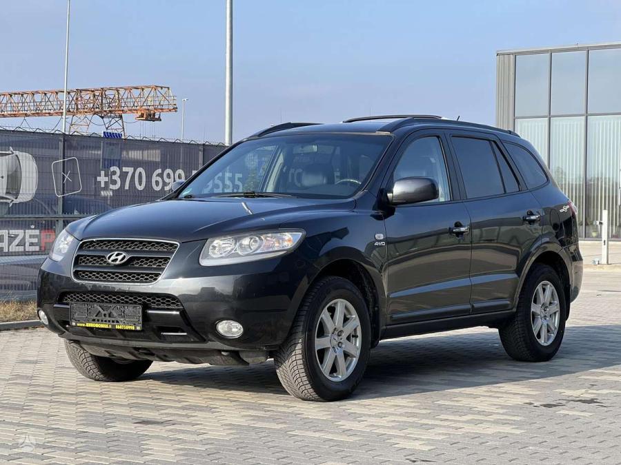 Black Hyundai Santa Fe 2006 in Siauliai, with an engine capacity of 2.19 L and mileage of 228 thousand km for 4200 €, photo 1 on AUTOMOTO.COM.LV