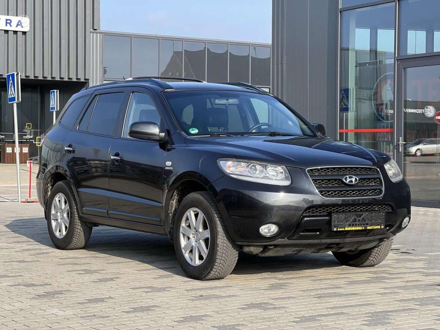 Black Hyundai Santa Fe 2006 in Siauliai, with an engine capacity of 2.19 L and mileage of 228 thousand km for 4200 €, photo 3 on AUTOMOTO.COM.LV