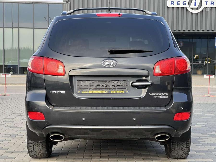 Black Hyundai Santa Fe 2006 in Siauliai, with an engine capacity of 2.19 L and mileage of 228 thousand km for 4200 €, photo 7 on AUTOMOTO.COM.LV