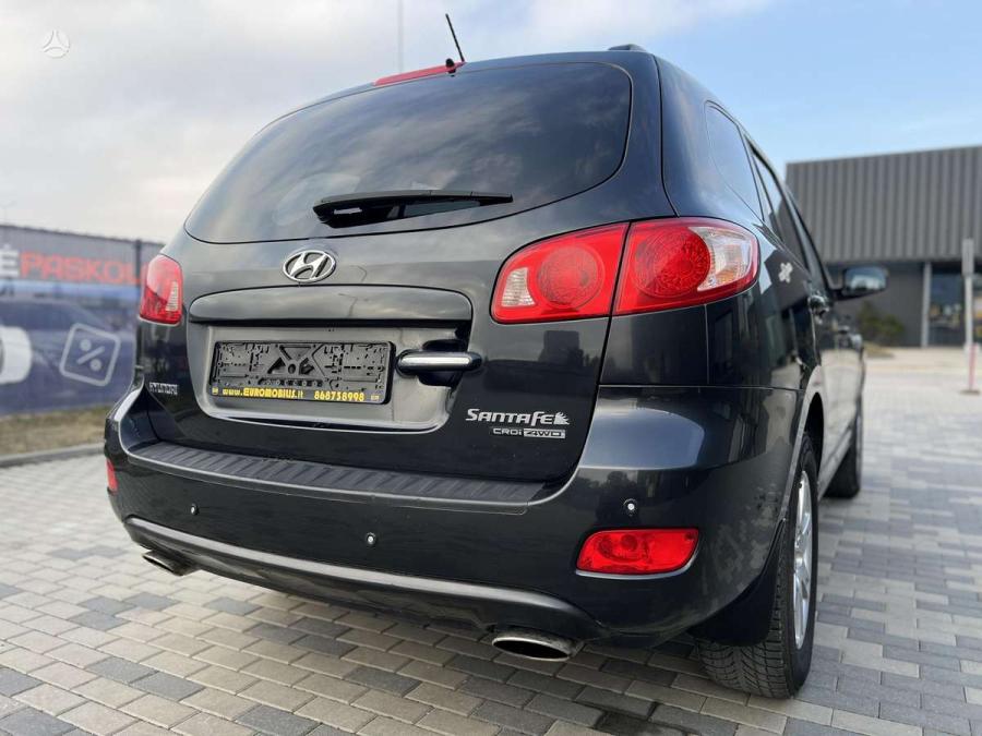 Black Hyundai Santa Fe 2006 in Siauliai, with an engine capacity of 2.19 L and mileage of 228 thousand km for 4200 €, photo 10 on AUTOMOTO.COM.LV