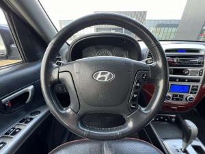 Black Hyundai Santa Fe 2006 in Siauliai, with an engine capacity of 2.19 L and mileage of 228 thousand km for 4200 €, photo 13 on AUTOMOTO.COM.LV