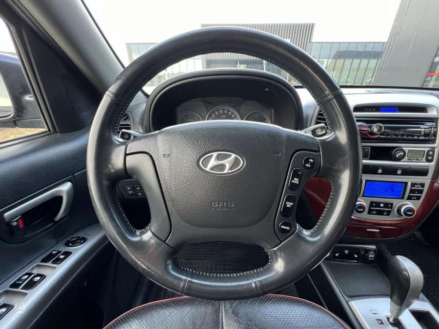 Black Hyundai Santa Fe 2006 in Siauliai, with an engine capacity of 2.19 L and mileage of 228 thousand km for 4200 €, photo 13 on AUTOMOTO.COM.LV