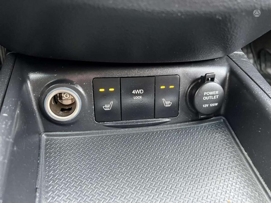 Black Hyundai Santa Fe 2006 in Siauliai, with an engine capacity of 2.19 L and mileage of 228 thousand km for 4200 €, photo 16 on AUTOMOTO.COM.LV
