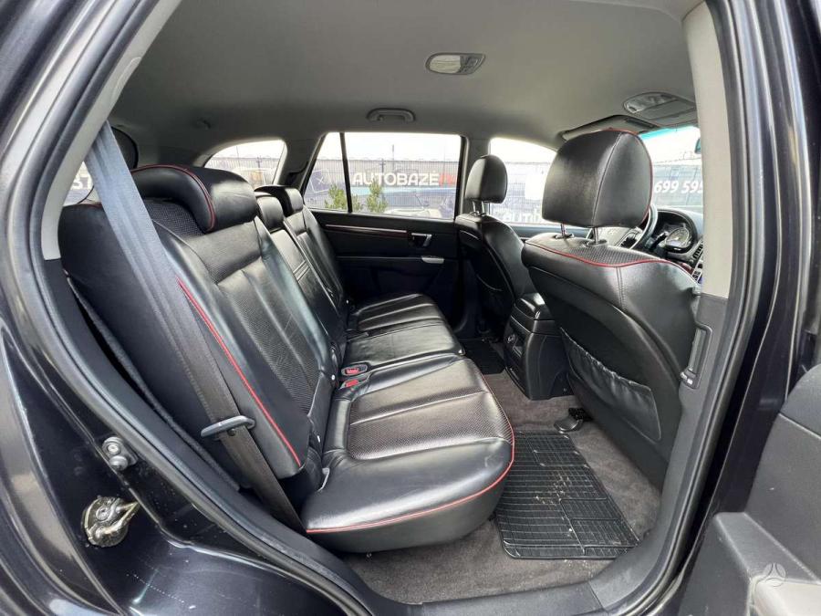 Black Hyundai Santa Fe 2006 in Siauliai, with an engine capacity of 2.19 L and mileage of 228 thousand km for 4200 €, photo 18 on AUTOMOTO.COM.LV
