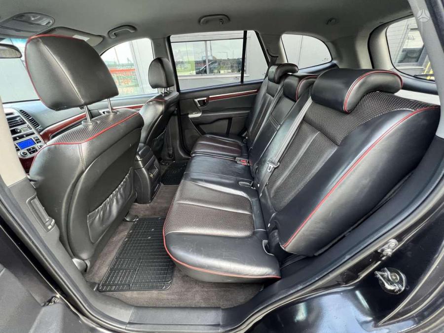 Black Hyundai Santa Fe 2006 in Siauliai, with an engine capacity of 2.19 L and mileage of 228 thousand km for 4200 €, photo 19 on AUTOMOTO.COM.LV