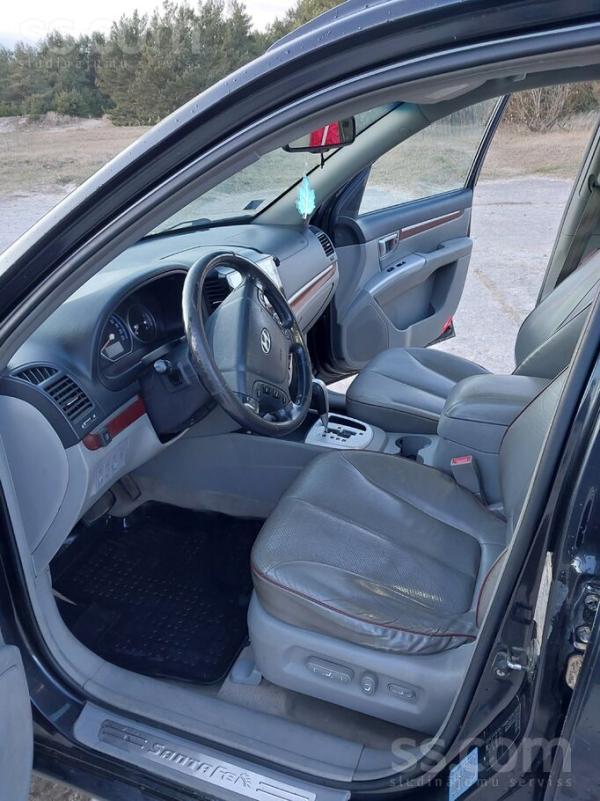 Melns Hyundai Santa Fe 2006 Liepāja, ar dzinēja tilpumu 2.70 L un nobraukumu 380 tūkst. km par 3200 €, foto 7 vietnē AUTOMOTO.COM.LV