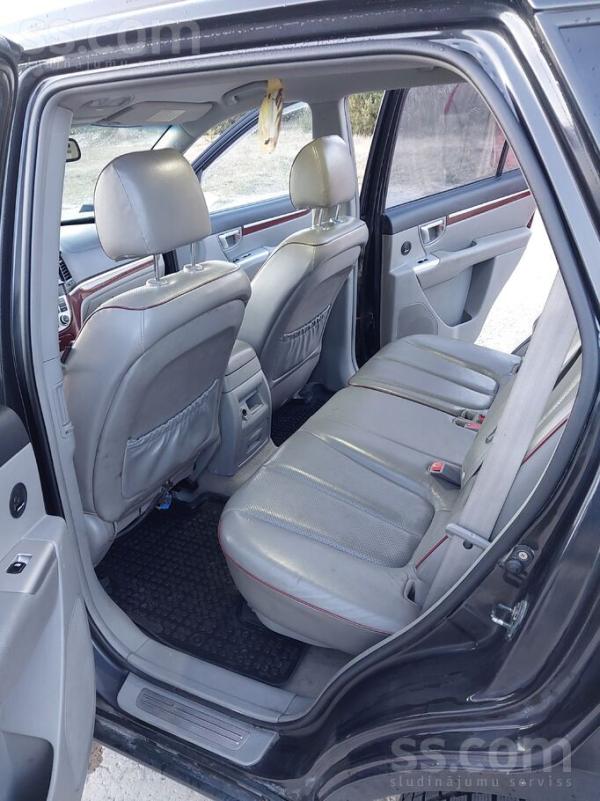 Melns Hyundai Santa Fe 2006 Liepāja, ar dzinēja tilpumu 2.70 L un nobraukumu 380 tūkst. km par 3200 €, foto 8 vietnē AUTOMOTO.COM.LV