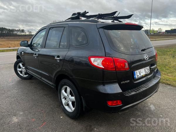 Black Hyundai Santa Fe 2006 in Riga, with an engine capacity of 2.20 L and mileage of 271 thousand km for 2500 €, photo 5 on AUTOMOTO.COM.LV