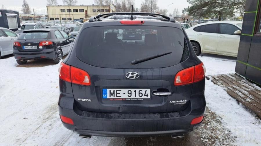 Black Hyundai Santa Fe 2007 in Riga, with an engine capacity of 2.20 L and mileage of 326 thousand km for 3490 €, photo 14 on AUTOMOTO.COM.LV