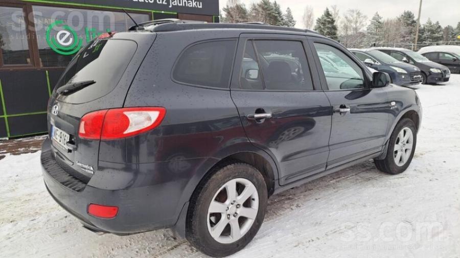 Black Hyundai Santa Fe 2007 in Riga, with an engine capacity of 2.20 L and mileage of 326 thousand km for 3490 €, photo 18 on AUTOMOTO.COM.LV