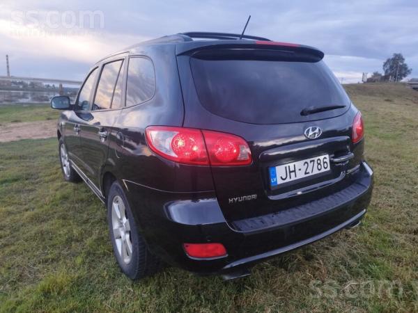 Black Hyundai Santa Fe 2007 in Daugavpils, with an engine capacity of 2.20 L and mileage of 224 thousand km for 3300 €, photo 5 on AUTOMOTO.COM.LV