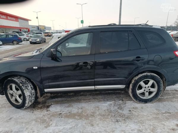 Black Hyundai Santa Fe 2007 in Panevezys, with an engine capacity of 2.20 L and mileage of 336 thousand km for 2500 €, photo 1 on AUTOMOTO.COM.LV