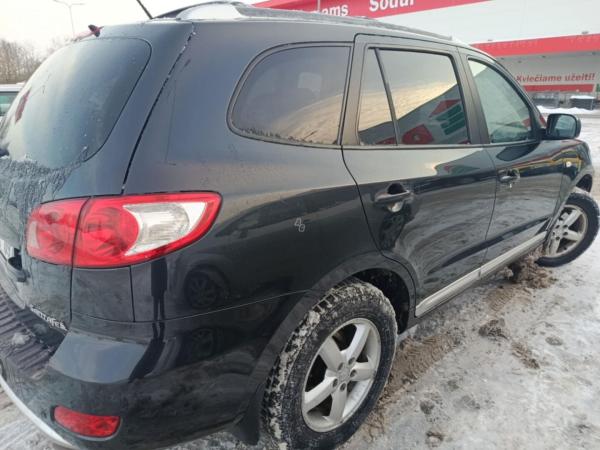 Black Hyundai Santa Fe 2007 in Panevezys, with an engine capacity of 2.20 L and mileage of 336 thousand km for 2500 €, photo 4 on AUTOMOTO.COM.LV