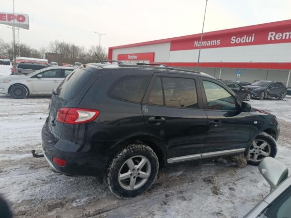 Black Hyundai Santa Fe 2007 in Panevezys, with an engine capacity of 2.20 L and mileage of 336 thousand km for 2500 €, photo 5 on AUTOMOTO.COM.LV