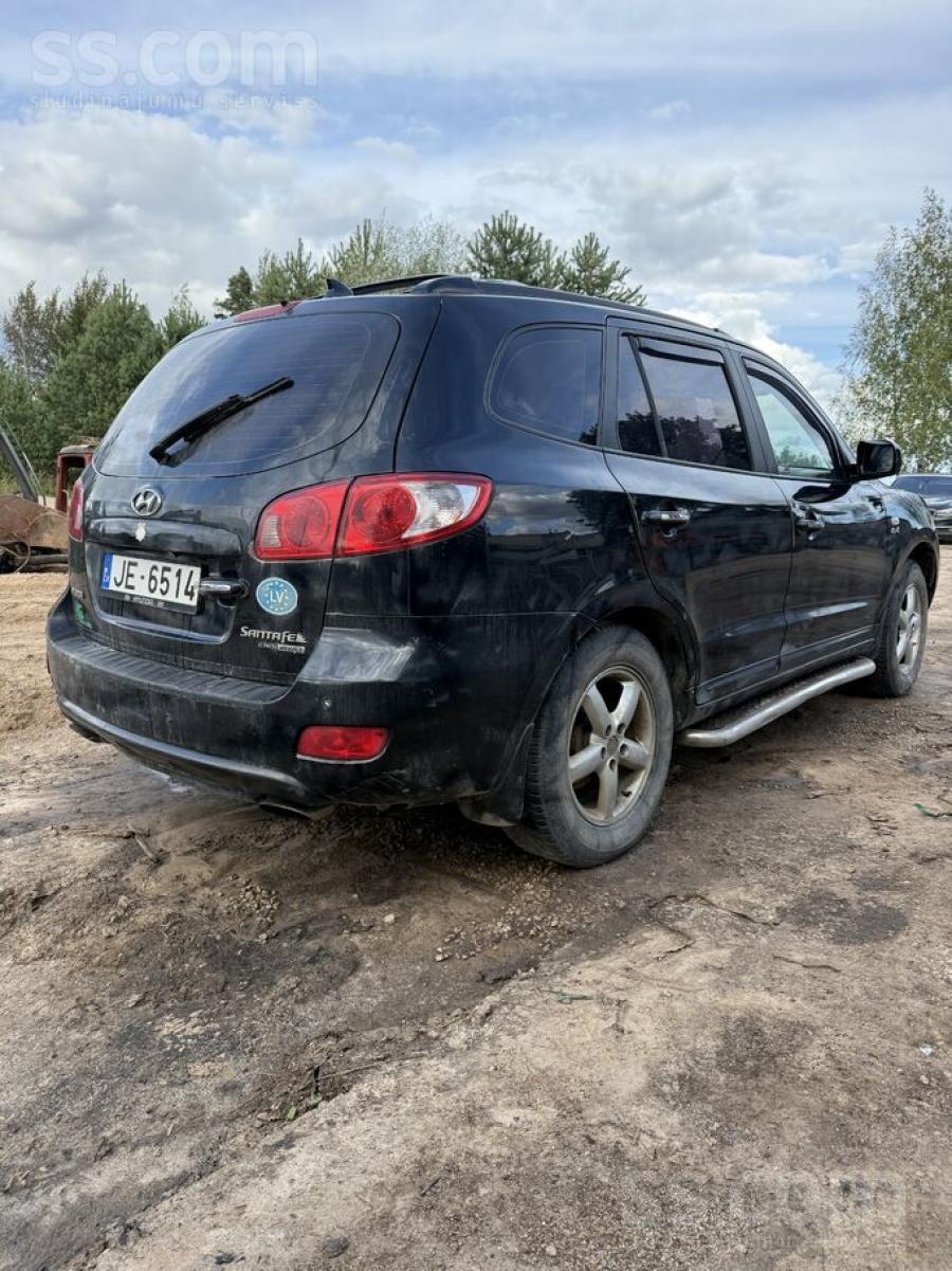 Black Hyundai Santa Fe 2007 in Jekabpils, with an engine capacity of 2.20 L and mileage of 470 thousand km for 2200 €, photo 2 on AUTOMOTO.COM.LV