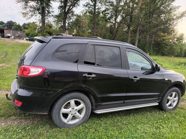 Black Hyundai Santa Fe 2007 in Madona, with an engine capacity of 2.20 L and mileage of 287 thousand km for 3500 €, photo 2 on AUTOMOTO.COM.LV