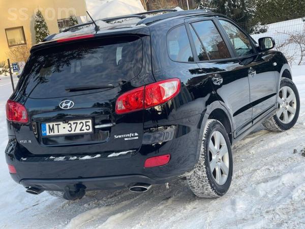 Black Hyundai Santa Fe 2007 in Jurmala, with an engine capacity of 2.20 L and mileage of 335 thousand km for 3650 €, photo 3 on AUTOMOTO.COM.LV