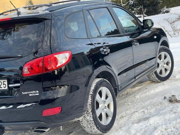 Black Hyundai Santa Fe 2007 in Jurmala, with an engine capacity of 2.20 L and mileage of 335 thousand km for 3650 €, photo 4 on AUTOMOTO.COM.LV