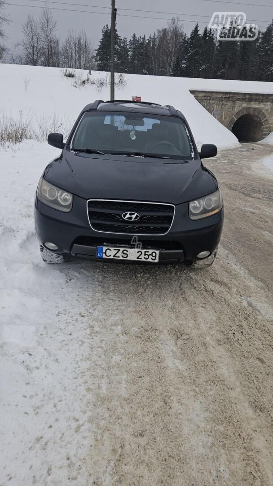 Black Hyundai Santa Fe 2007 in Vilnius, with an engine capacity of 2.20 L and mileage of 378 thousand km for 2300 €, photo 1 on AUTOMOTO.COM.LV