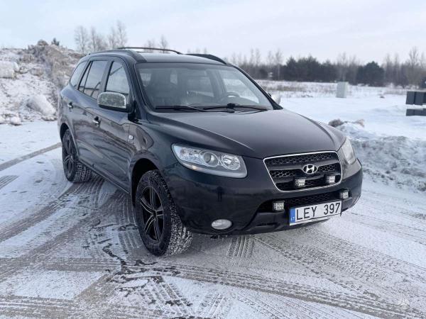 Black Hyundai Santa Fe 2007 in Vilnius, with an engine capacity of 2.19 L and mileage of 445 thousand km for 3150 €, photo 1 on AUTOMOTO.COM.LV